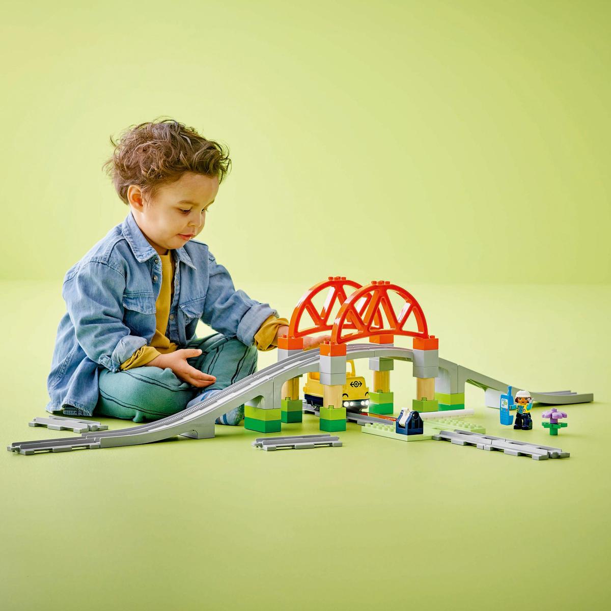 LEGO DUPLO Town 10426 Tågbro och spår | LEGO - Lekia.se