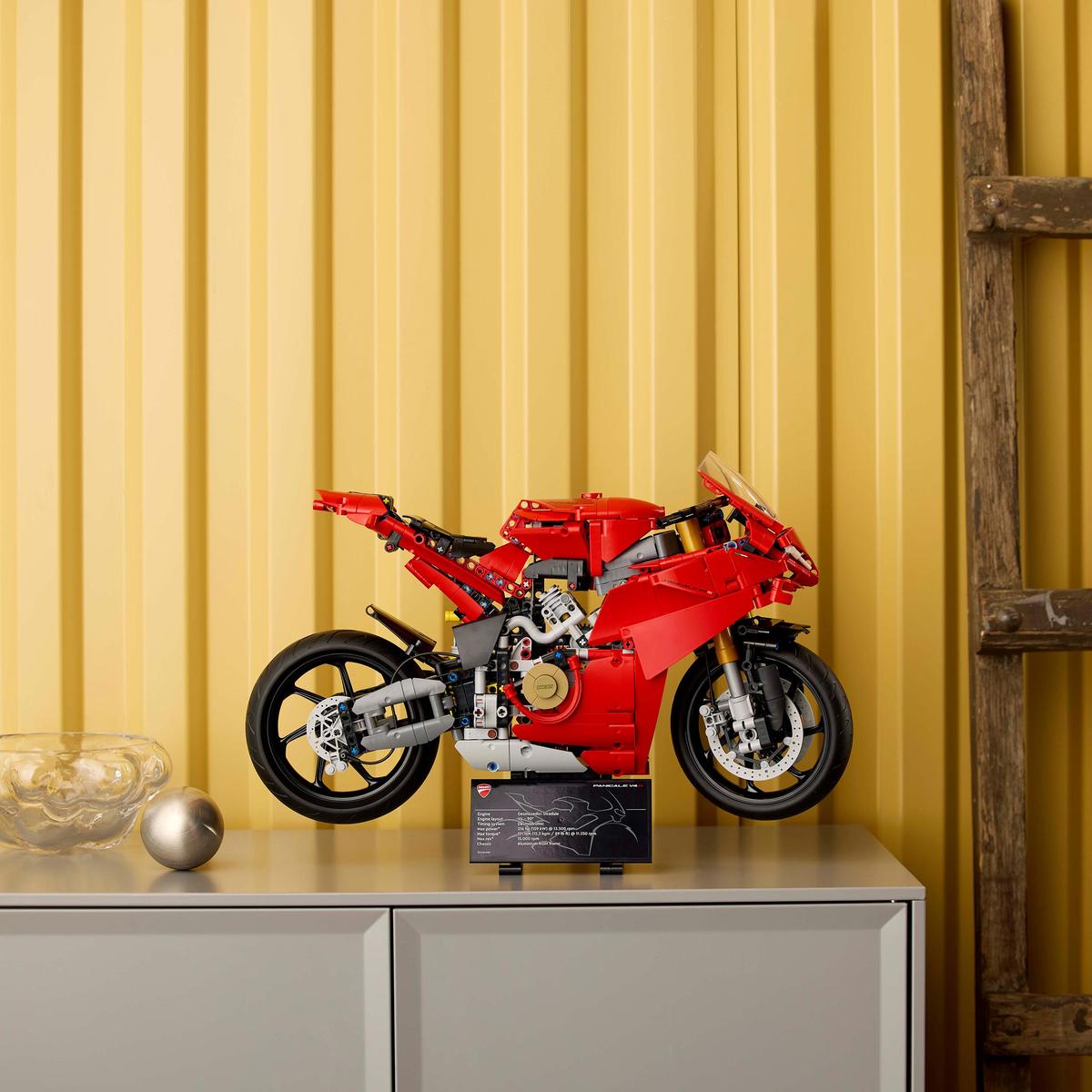 LEGO Technic 42202 Ducati Panigale V4 S motorcykel | LEGO - Lekia.se