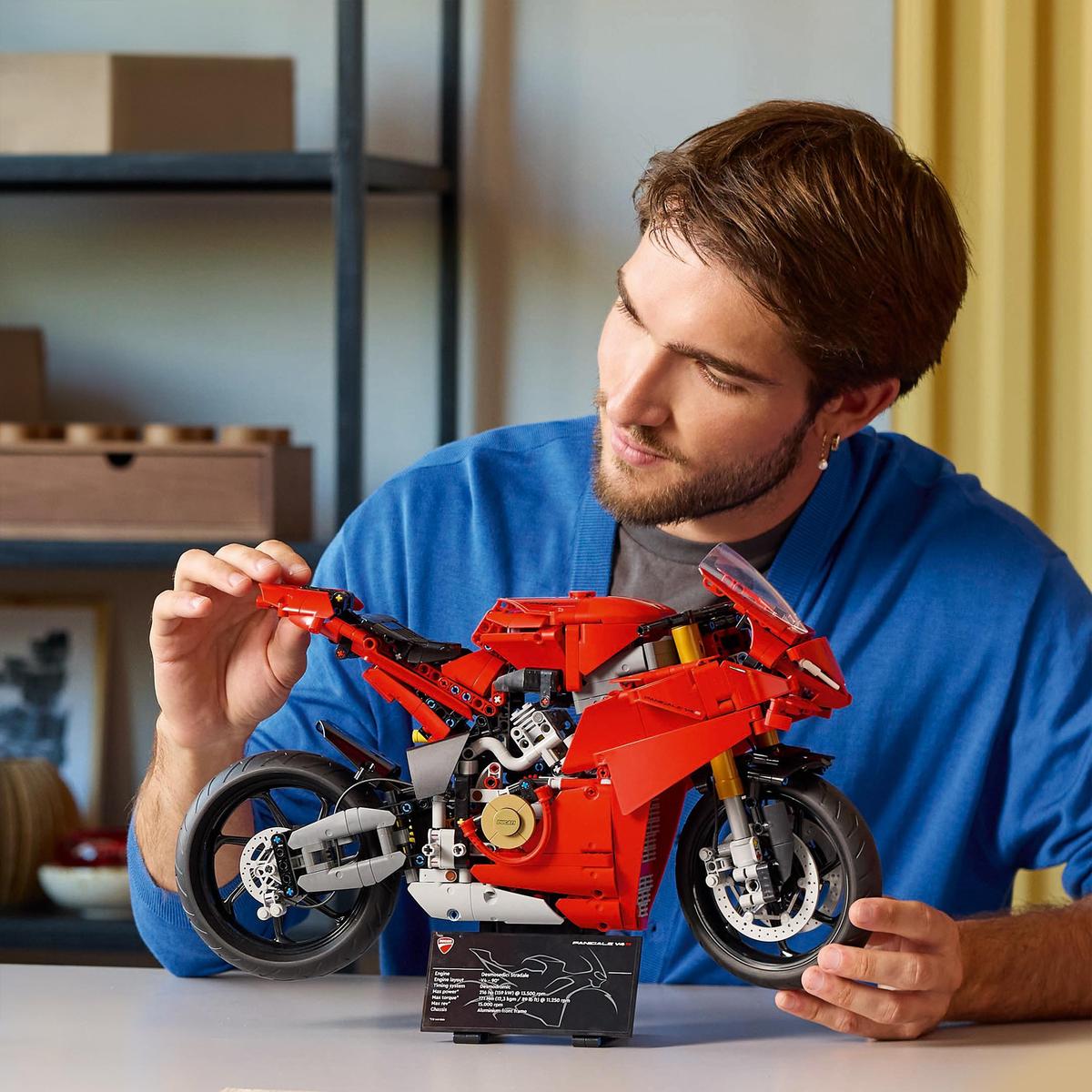 LEGO Technic 42202 Ducati Panigale V4 S motorcykel | LEGO - Lekia.se